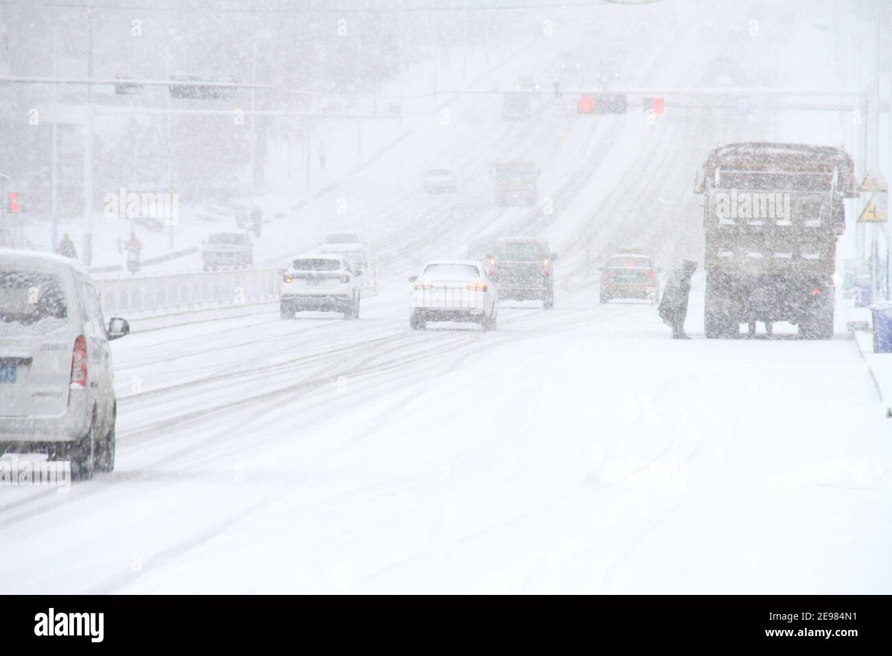 Affected by the cold air, the weather is cold and windy with snow in ...