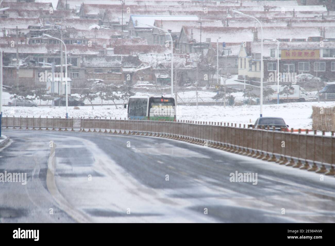 Affected by the cold air, the weather is cold and windy with snow in ...