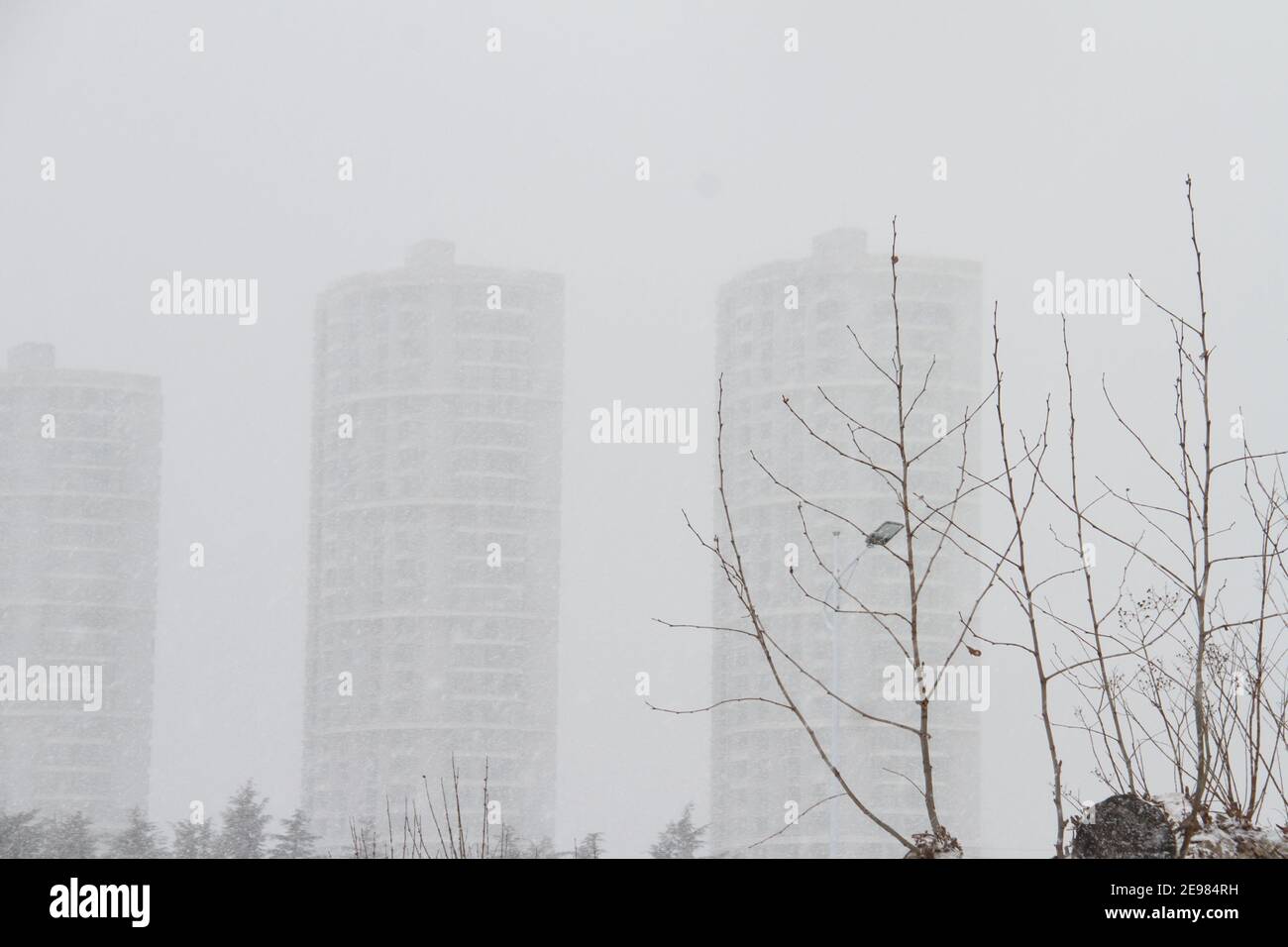 Affected by the cold air, the weather is cold and windy with snow in ...