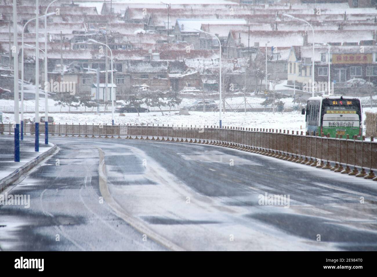 Affected by the cold air, the weather is cold and windy with snow in ...