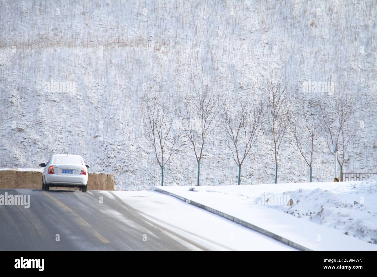 Affected by the cold air, the weather is cold and windy with snow in ...