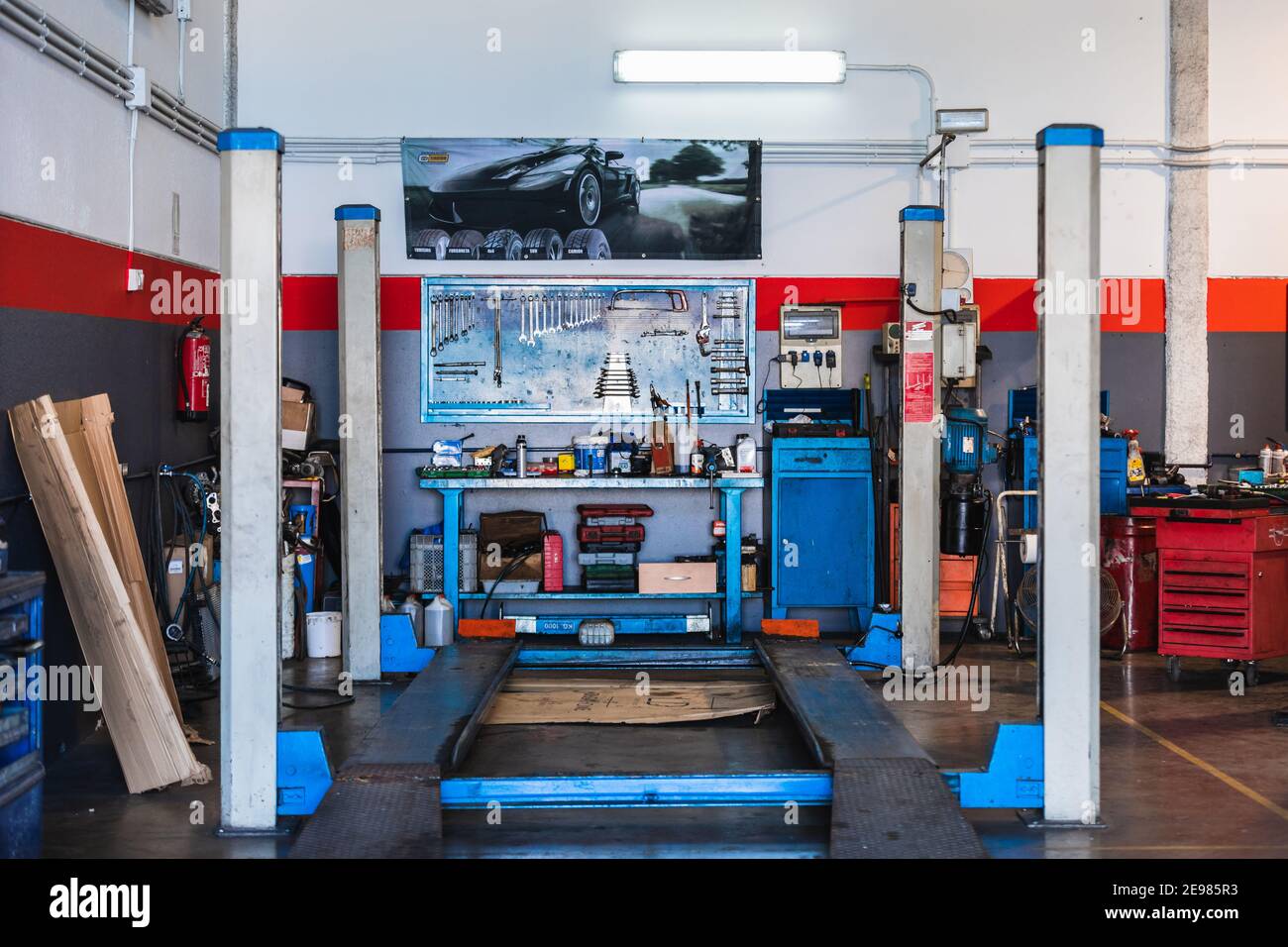 Car repair garage hi-res stock photography and images - Alamy