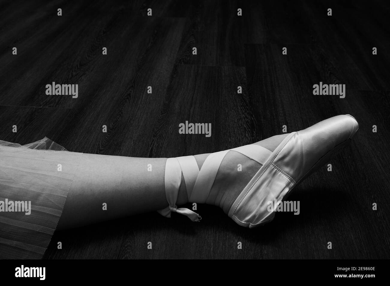 Ballet dancer foot on point hi-res stock photography and images - Alamy