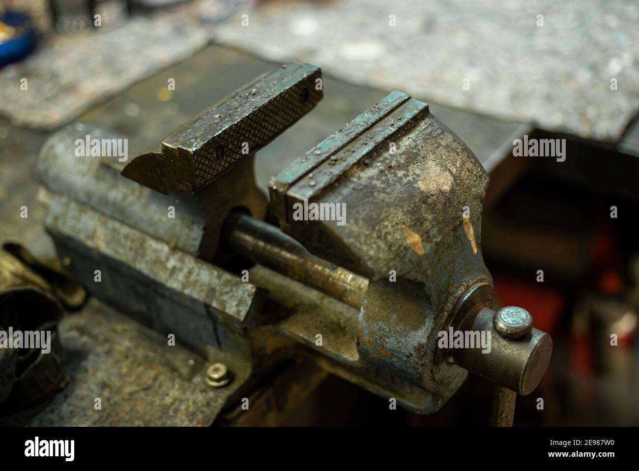 Rusty metal vice on the machine shop bench Stock Photo - Alamy