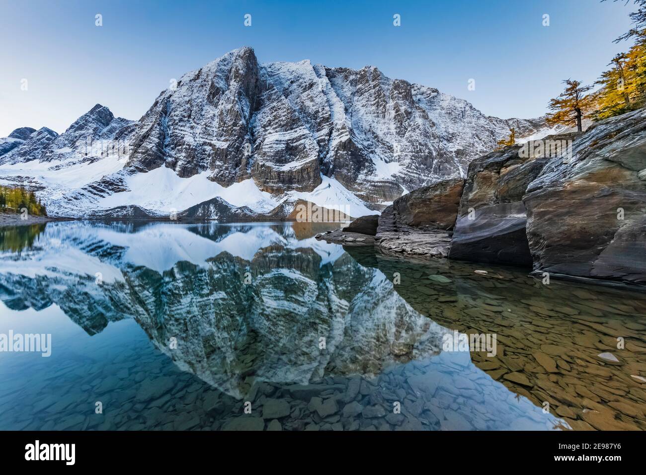 Floe Peak and The Rockwall across Floe Lake from the Floe Lake ...