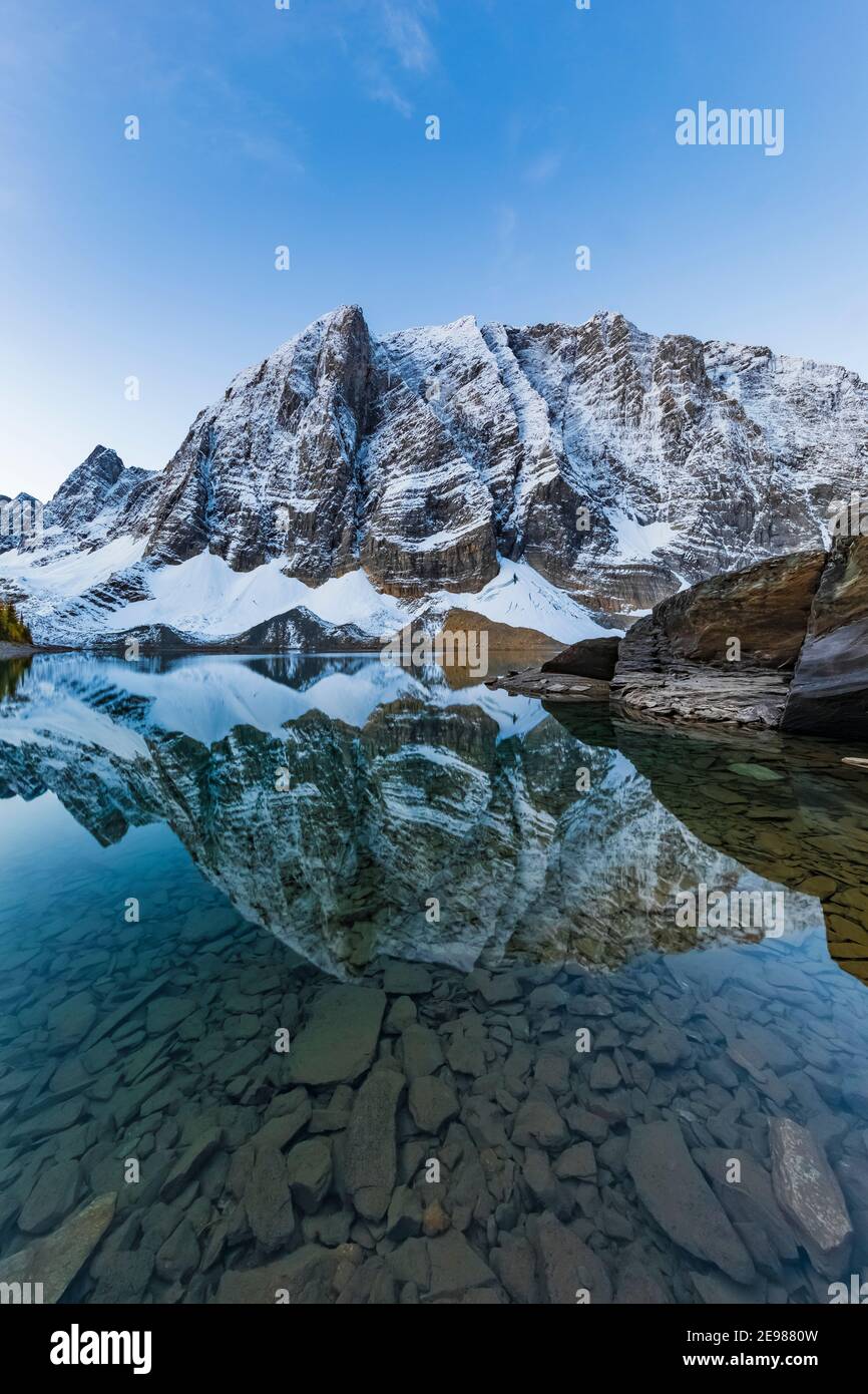 Floe Peak and The Rockwall across Floe Lake from the Floe Lake ...