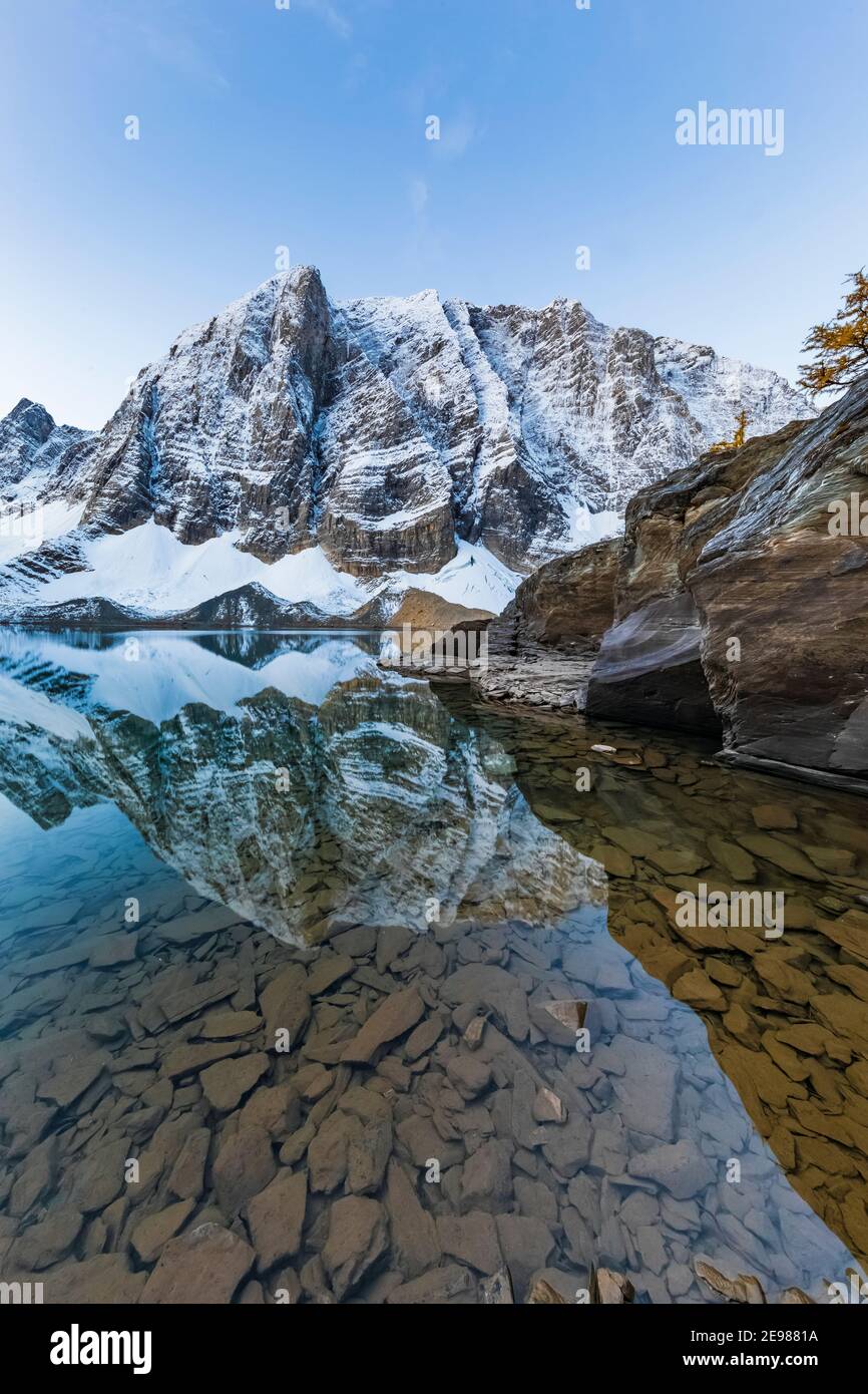 Floe Peak and The Rockwall across Floe Lake from the Floe Lake ...