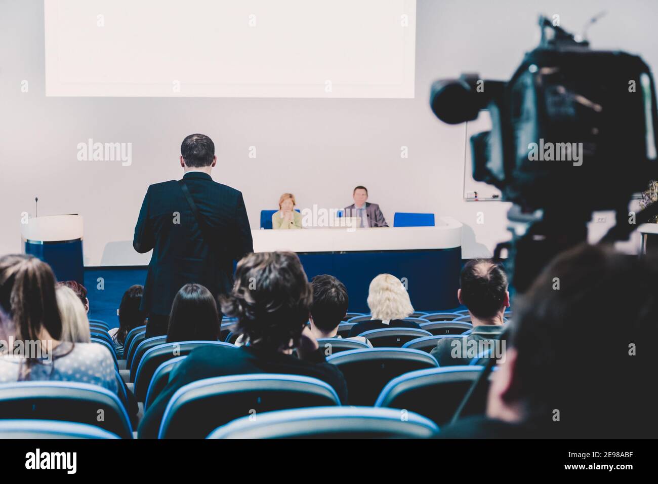 Press conference hall hi-res stock photography and images - Alamy