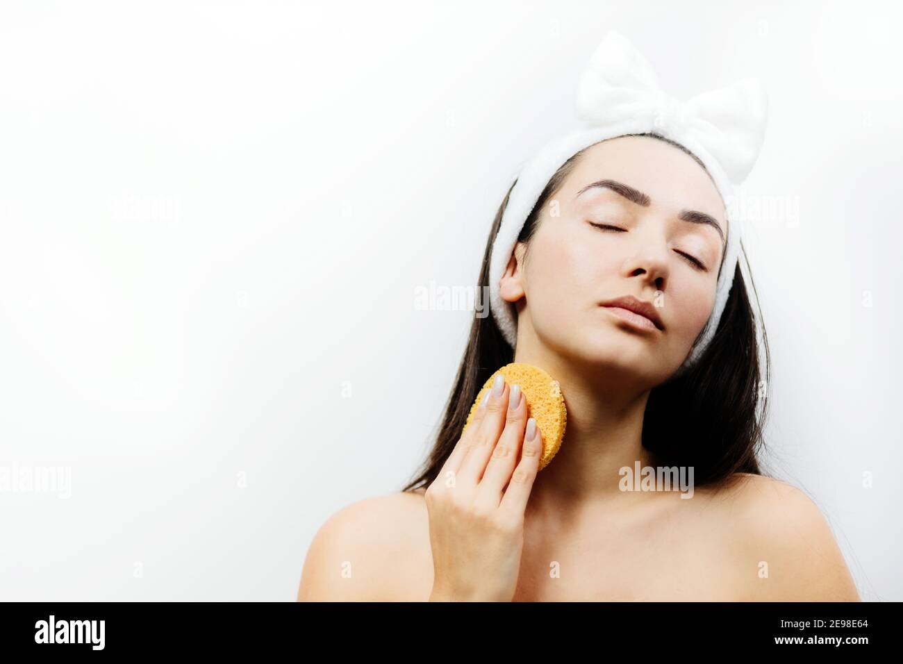 Woman using sponge foam hi-res stock photography and images - Alamy