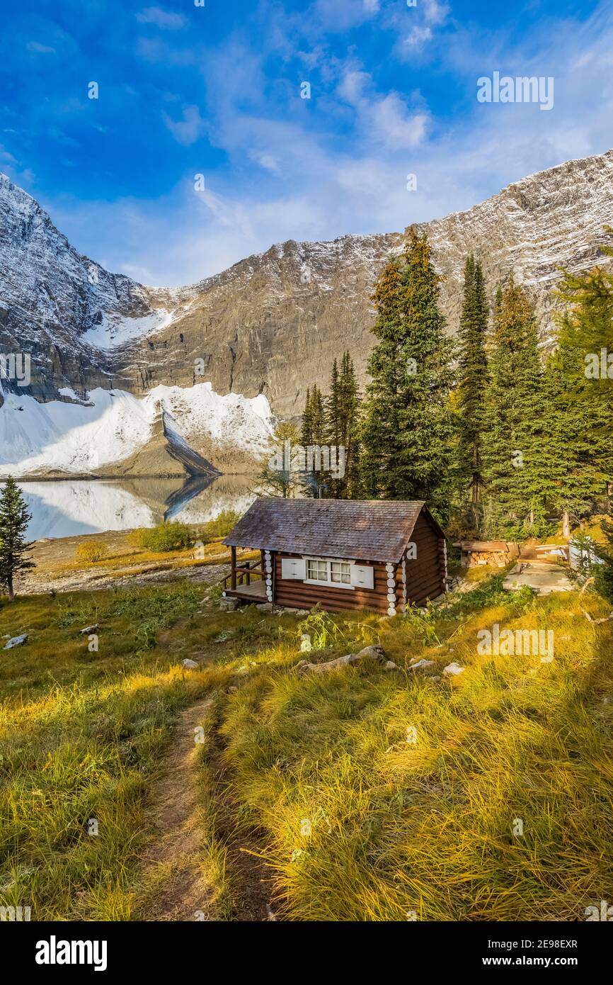 Floe lake patrol cabin hi-res stock photography and images - Alamy