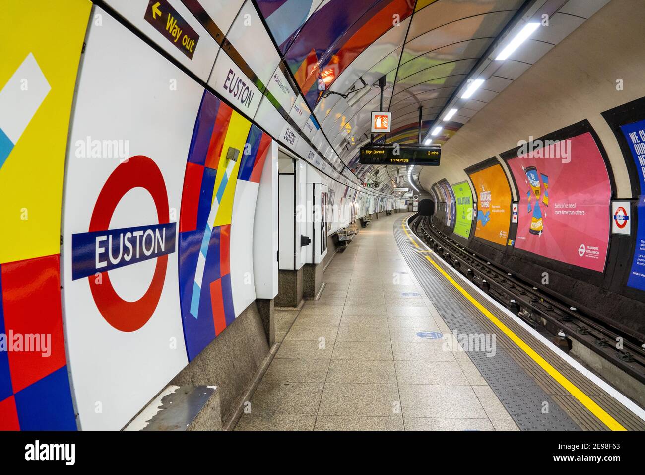 London euston underground platform hi-res stock photography and images ...