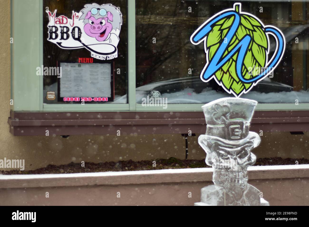 Ice man sculpture hi-res stock photography and images - Alamy