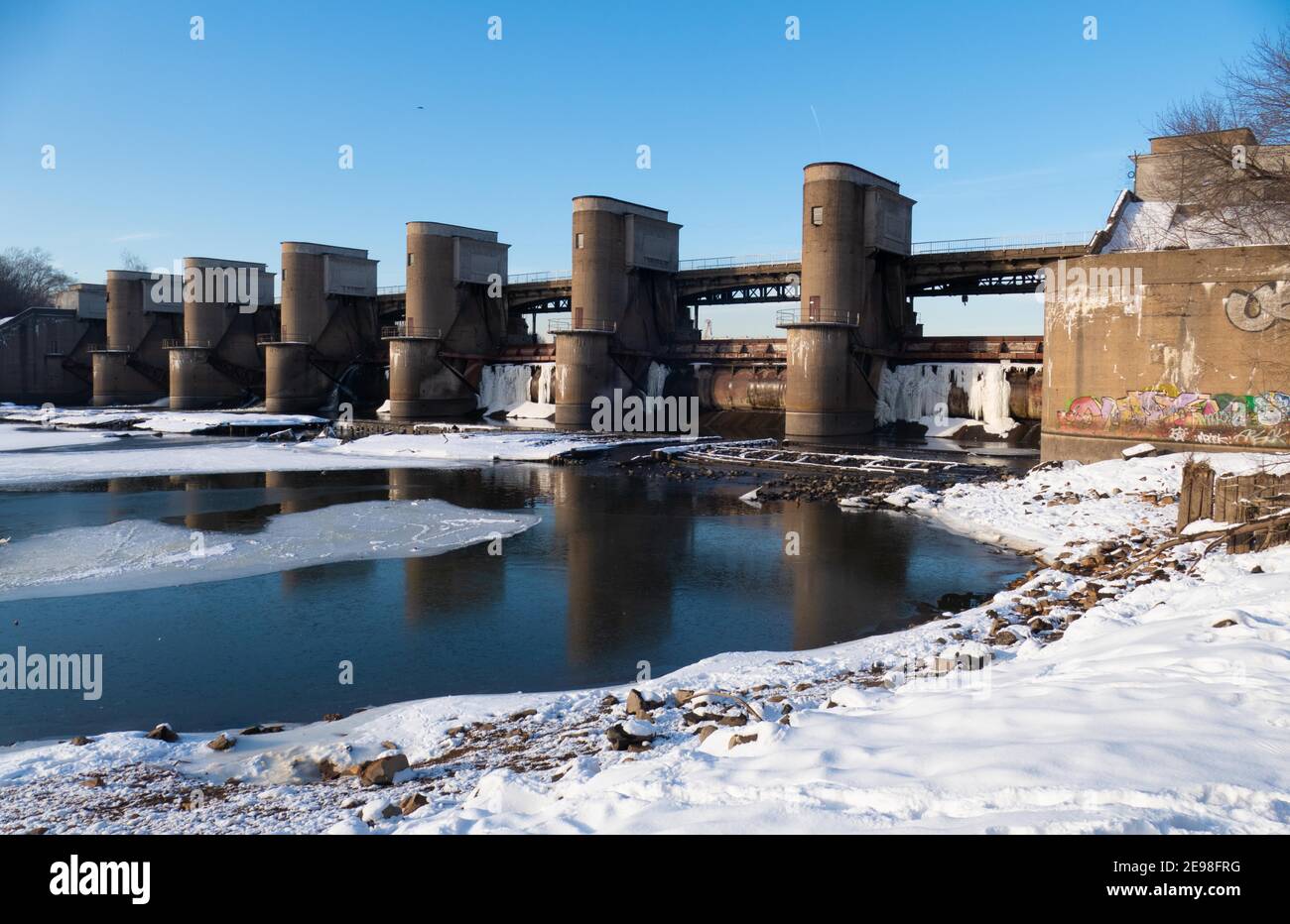 Root river dam hi-res stock photography and images - Alamy