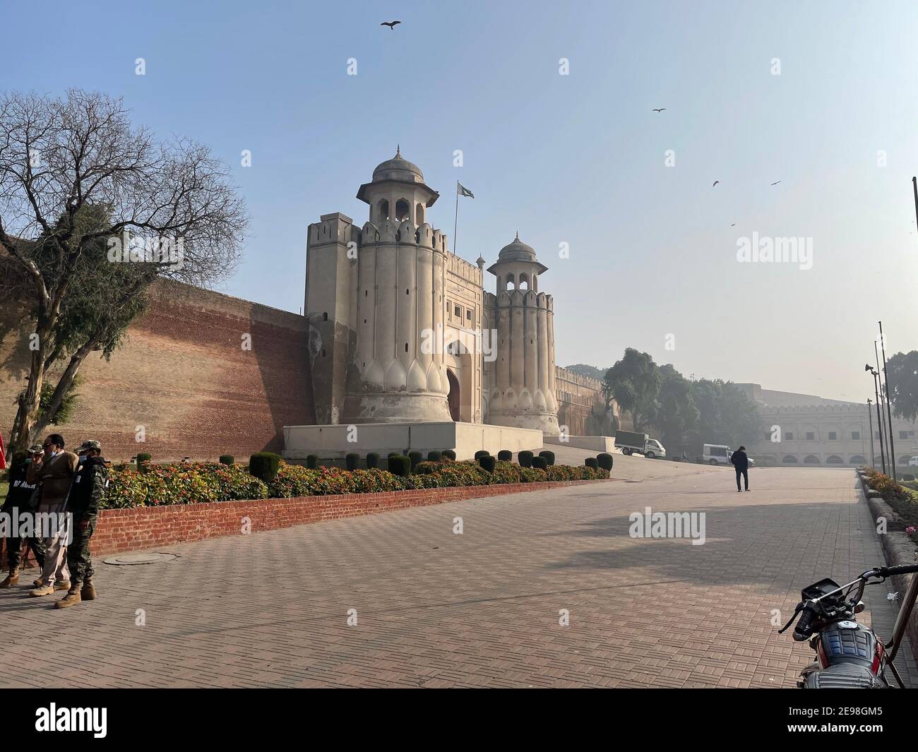 Lahore Shahi Fort and mosque Stock Photo - Alamy