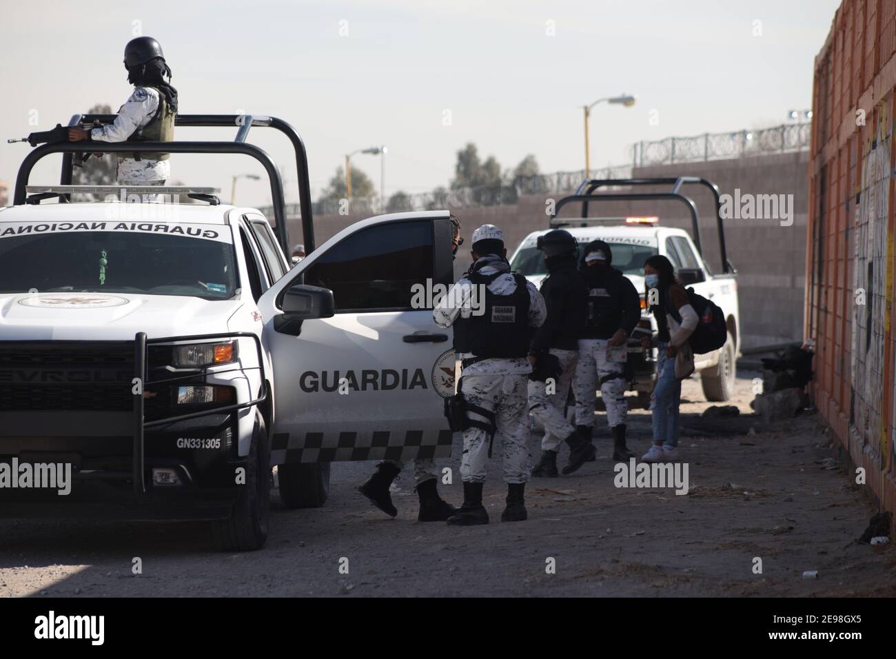 Migrants of Cuban origin cross the Rio Bravo to surrender to the ...