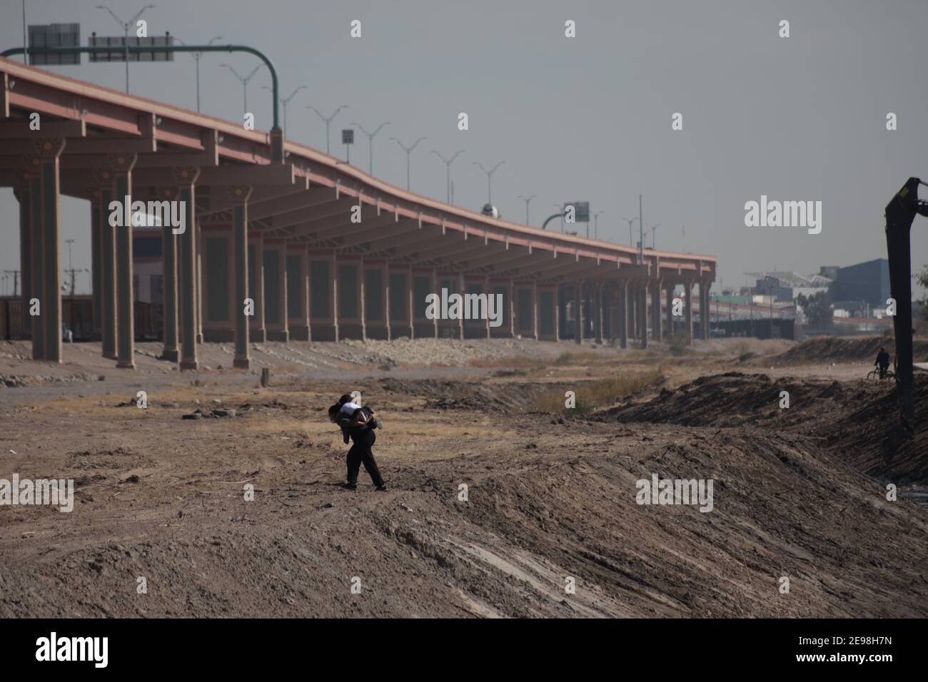 Migrants of Cuban origin cross the Rio Bravo to surrender to the ...