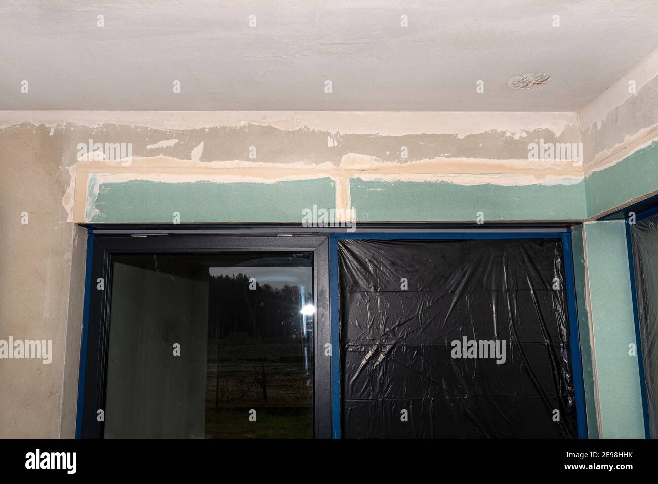 Installation for external roller shutters made of plasterboard inside ...