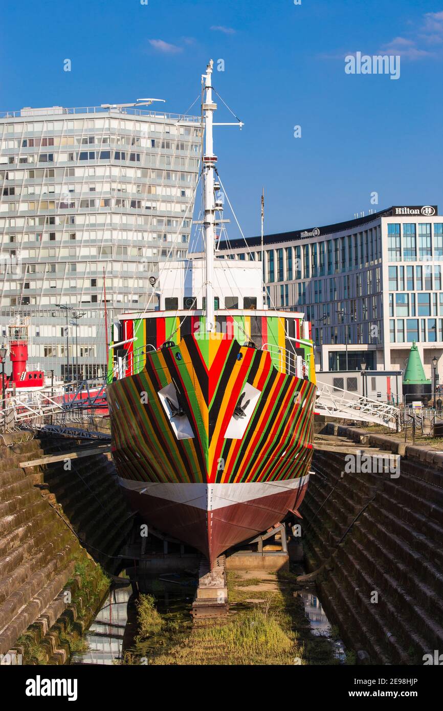Liverpool dry docks hi-res stock photography and images - Alamy