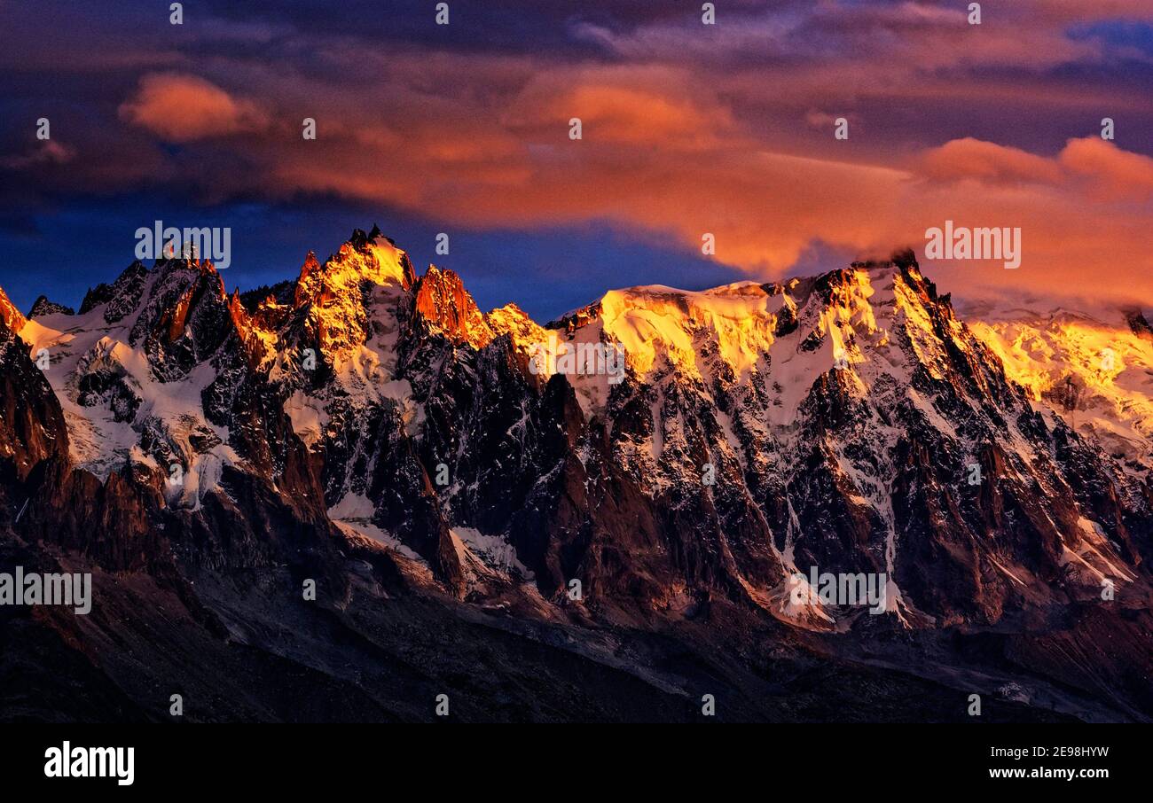 Twilight in the mont blanc range hi-res stock photography and images ...