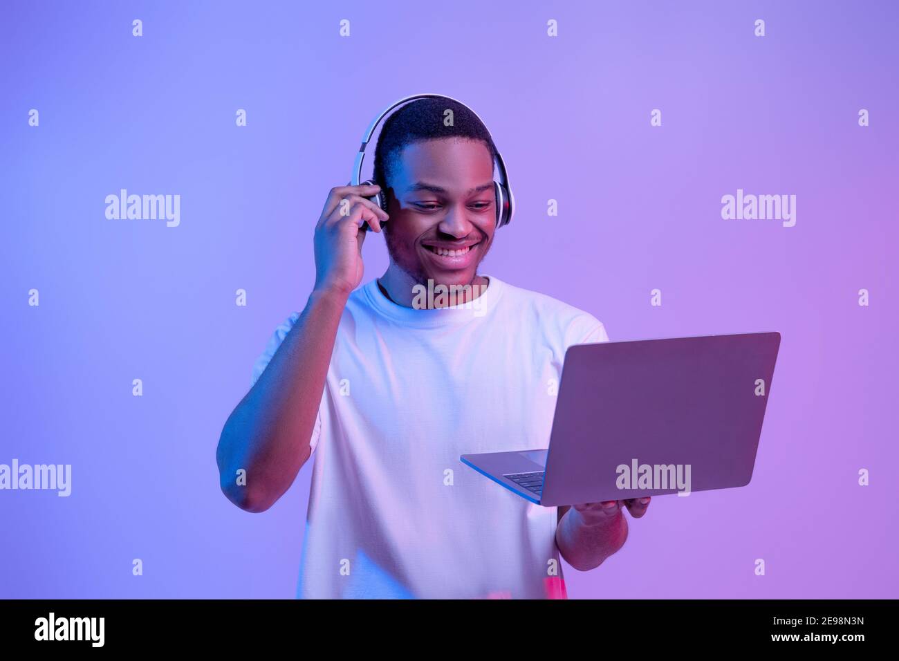 Black gamer hi-res stock photography and images - Alamy