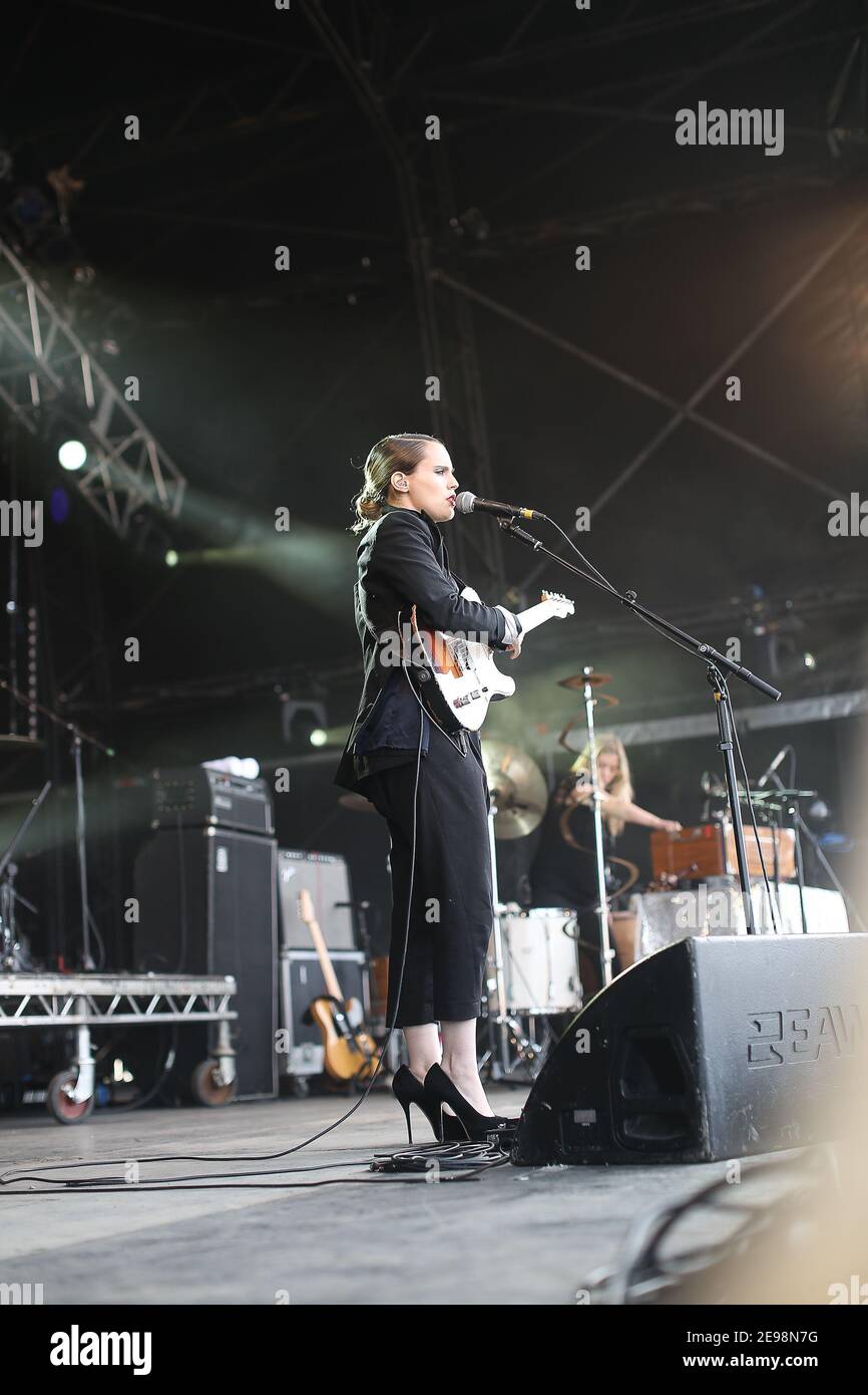 Anna calvi performing hi-res stock photography and images - Alamy