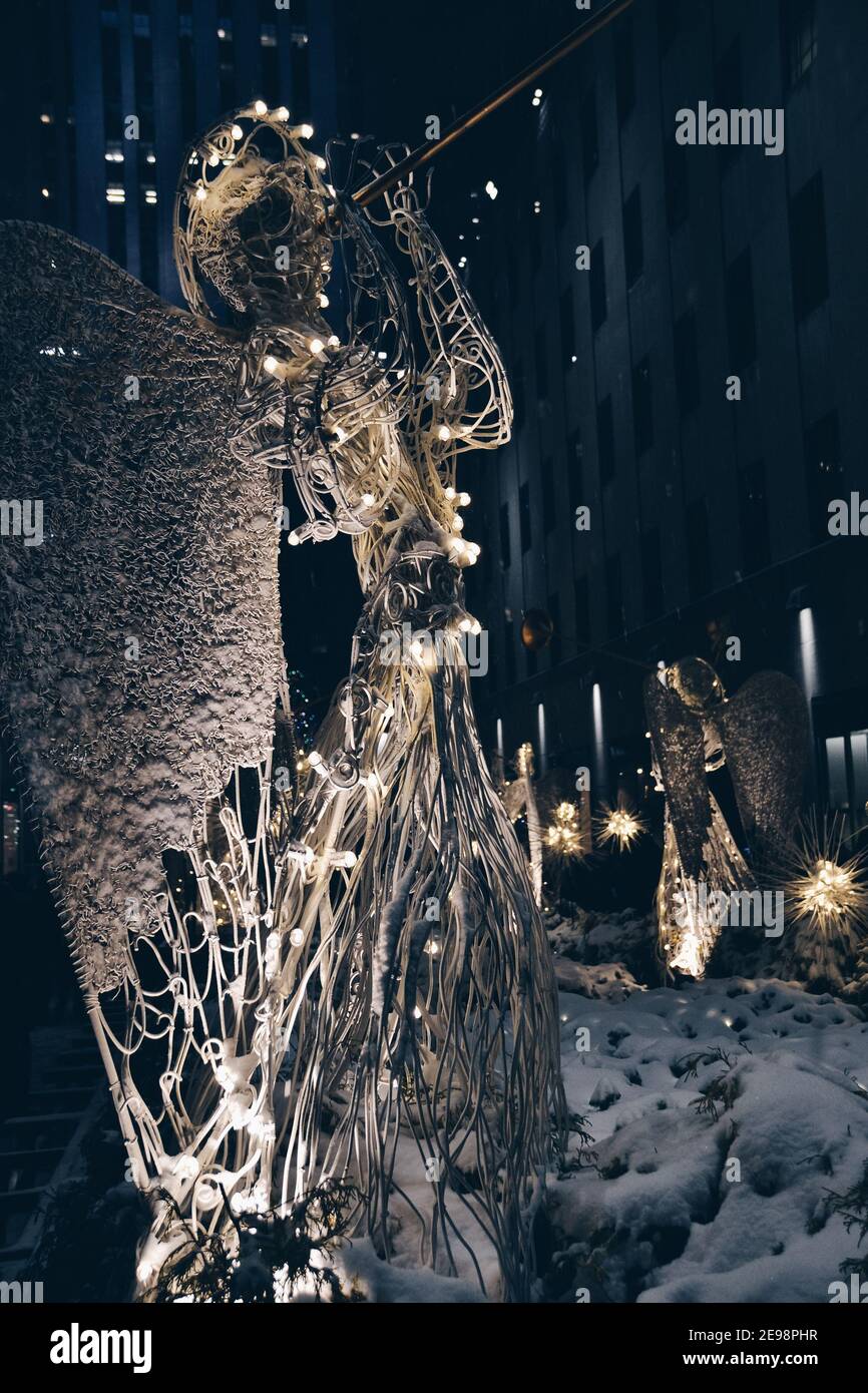 Angels rockefeller center hi-res stock photography and images - Alamy