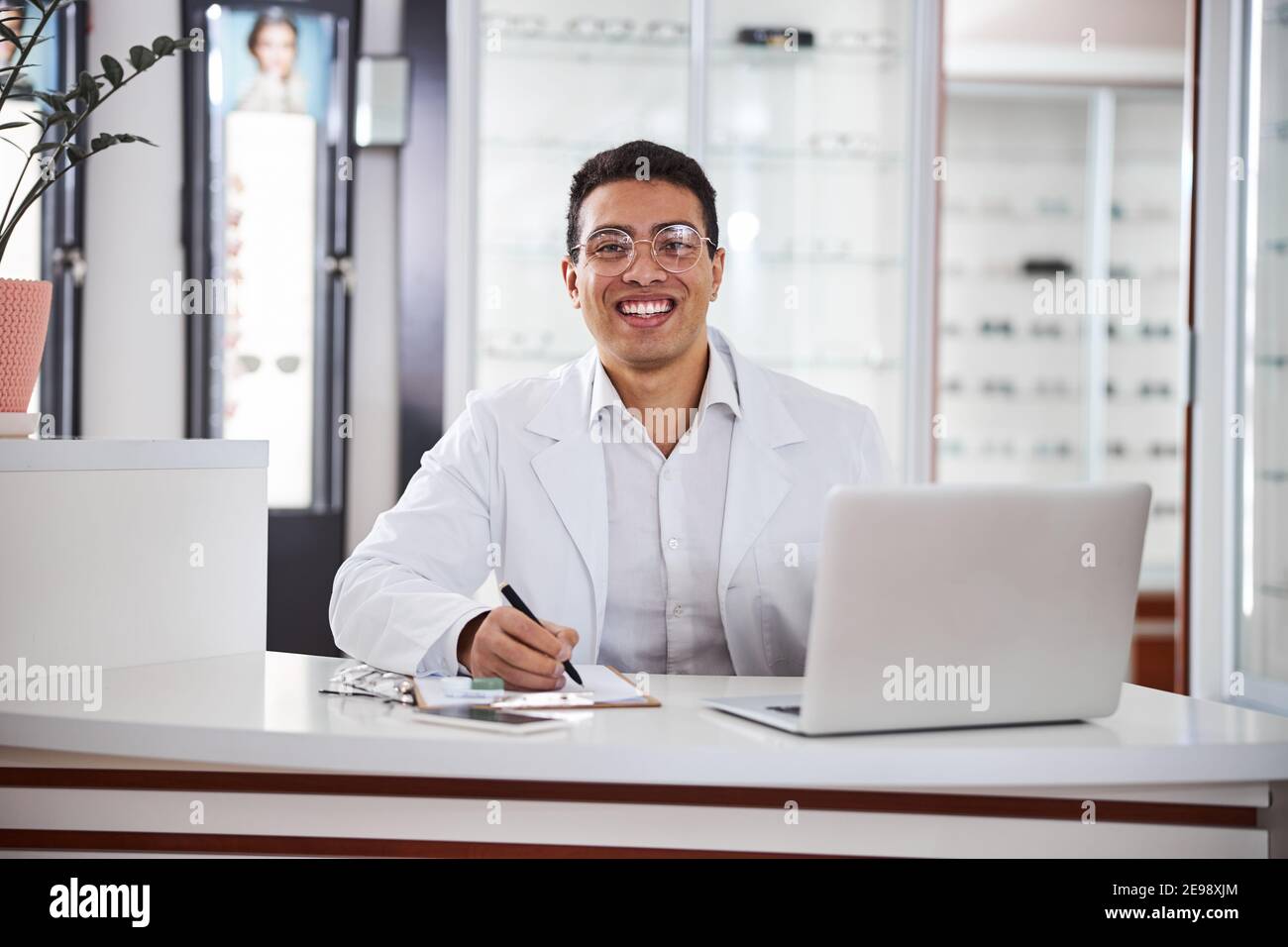 Bespectacled person hi-res stock photography and images - Alamy