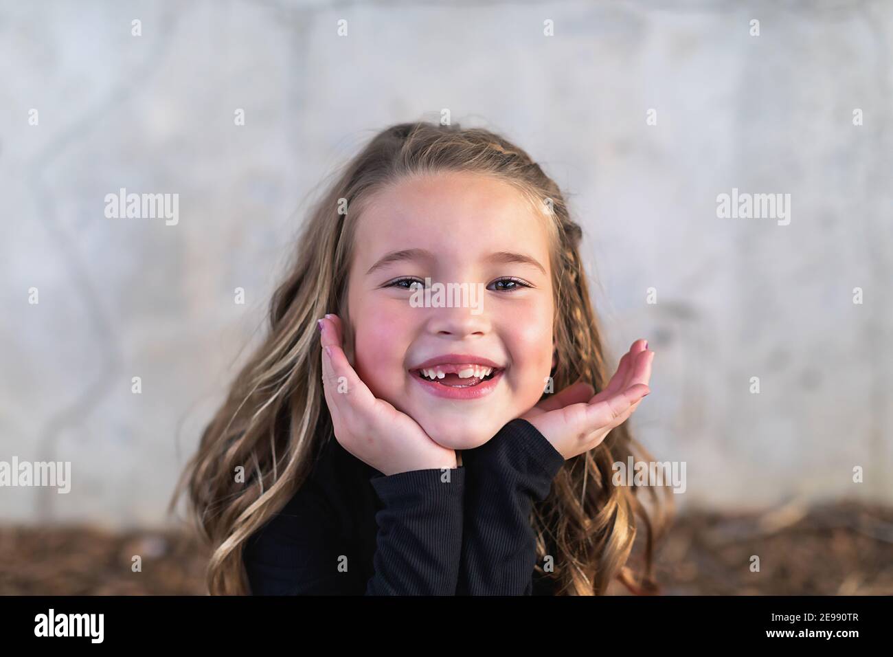 Close up photo of a smiling 7 year old girl Stock Photo - Alamy