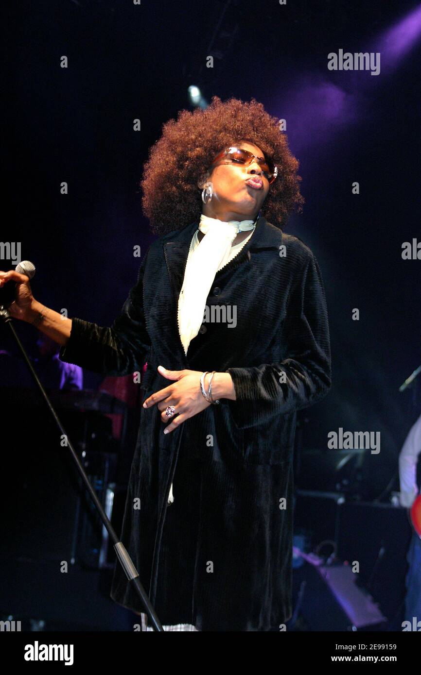 Macy gray singing hi-res stock photography and images - Alamy