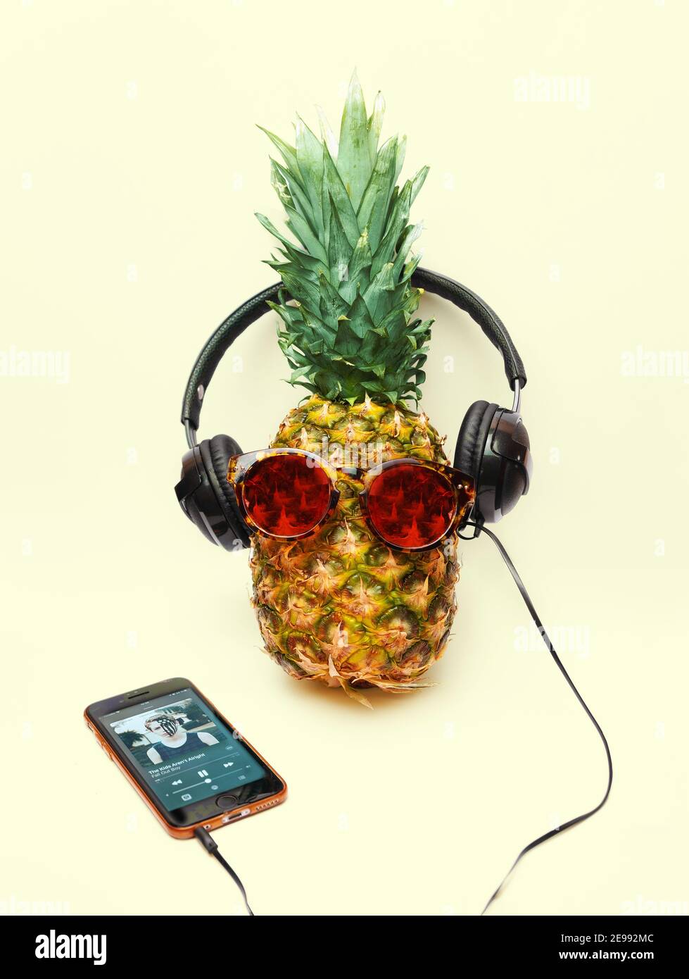 pineapple in headphones love music Stock Photo - Alamy