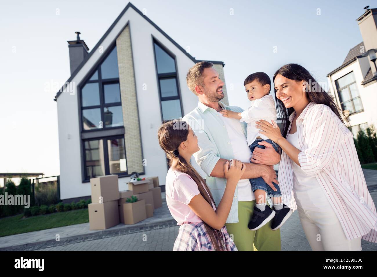 Photo portrait of full big family small daughter son wife husband ...