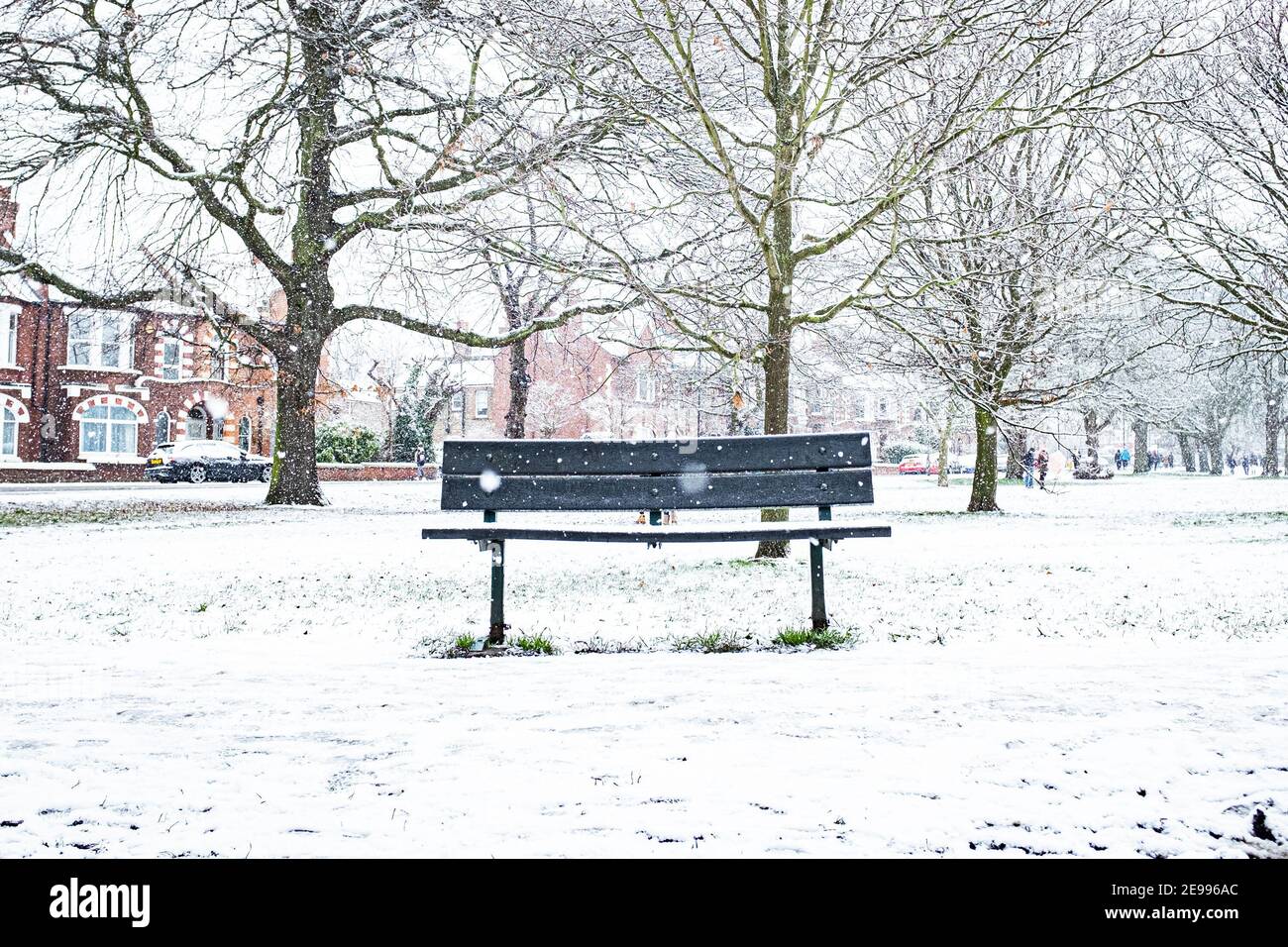 City park bench during snowfall hi-res stock photography and images - Alamy