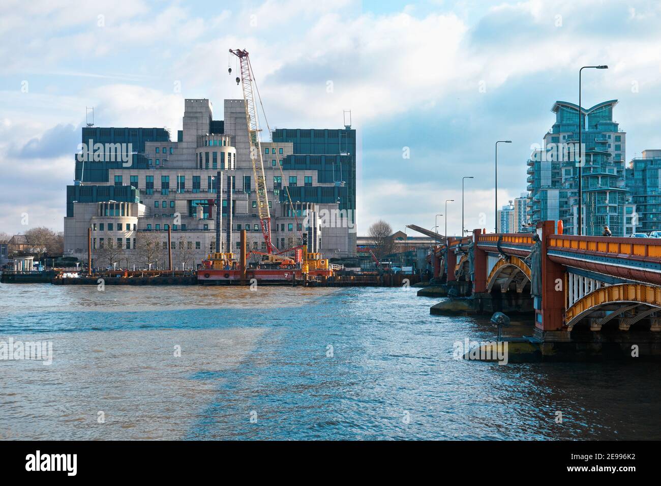 Sis building headquarters mi6 in hi-res stock photography and images ...