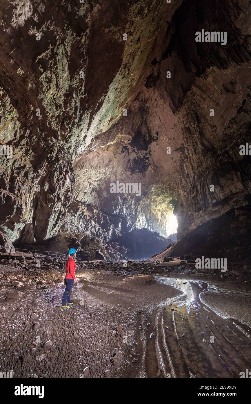 Woman caving spelunking cave hi-res stock photography and images - Alamy