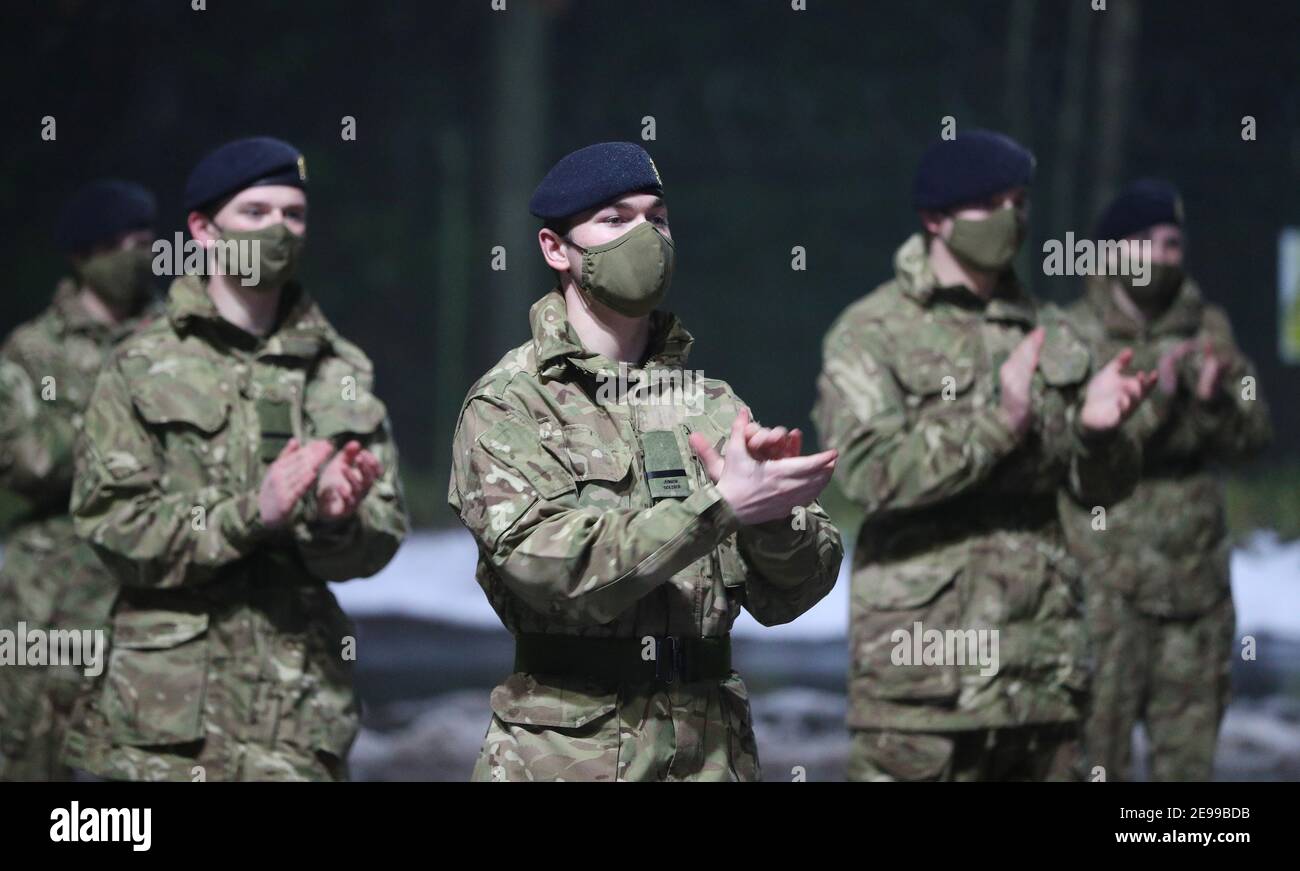 Soldiers clap hi-res stock photography and images - Alamy