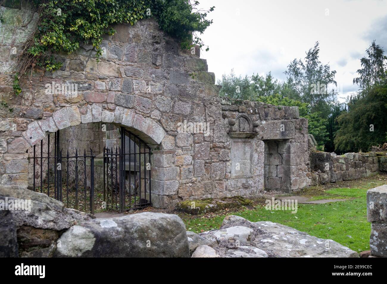 Culross parish church graveyard hi-res stock photography and images - Alamy