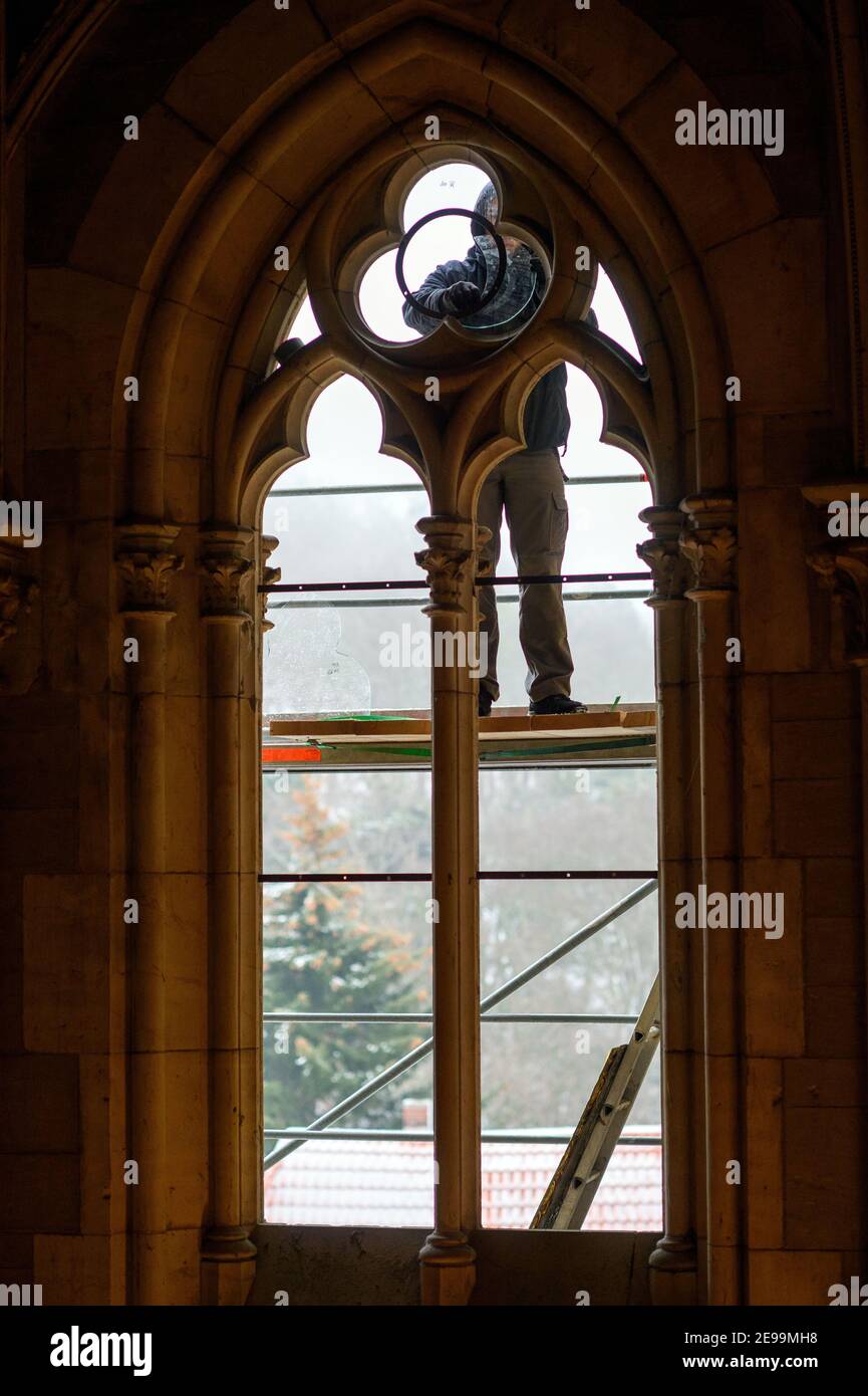 Mounting scaffolding hi-res stock photography and images - Alamy