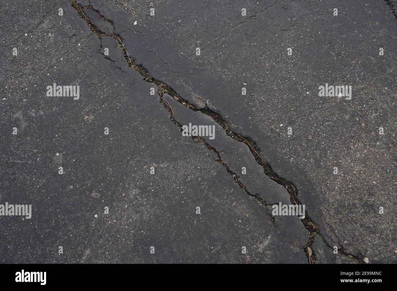 Diagonal crack hi-res stock photography and images - Alamy