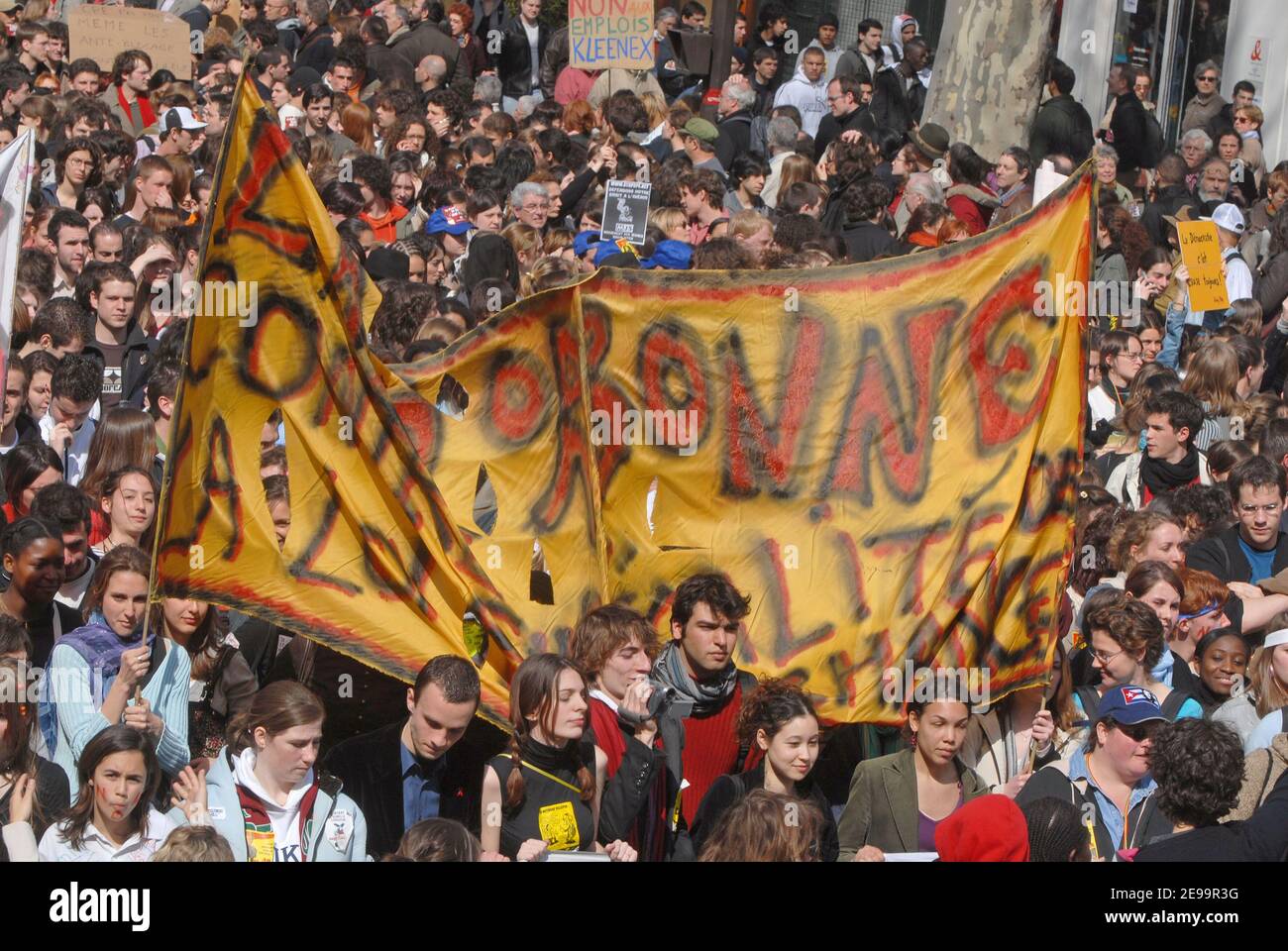 Around 700.000 (Union source) students and workers from various trade ...