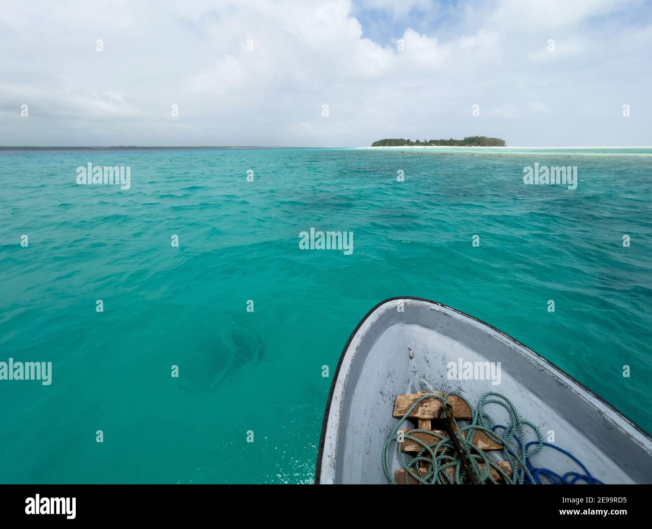 Shallow atoll turquoise waves around Mnemba island in the Indian ocean ...