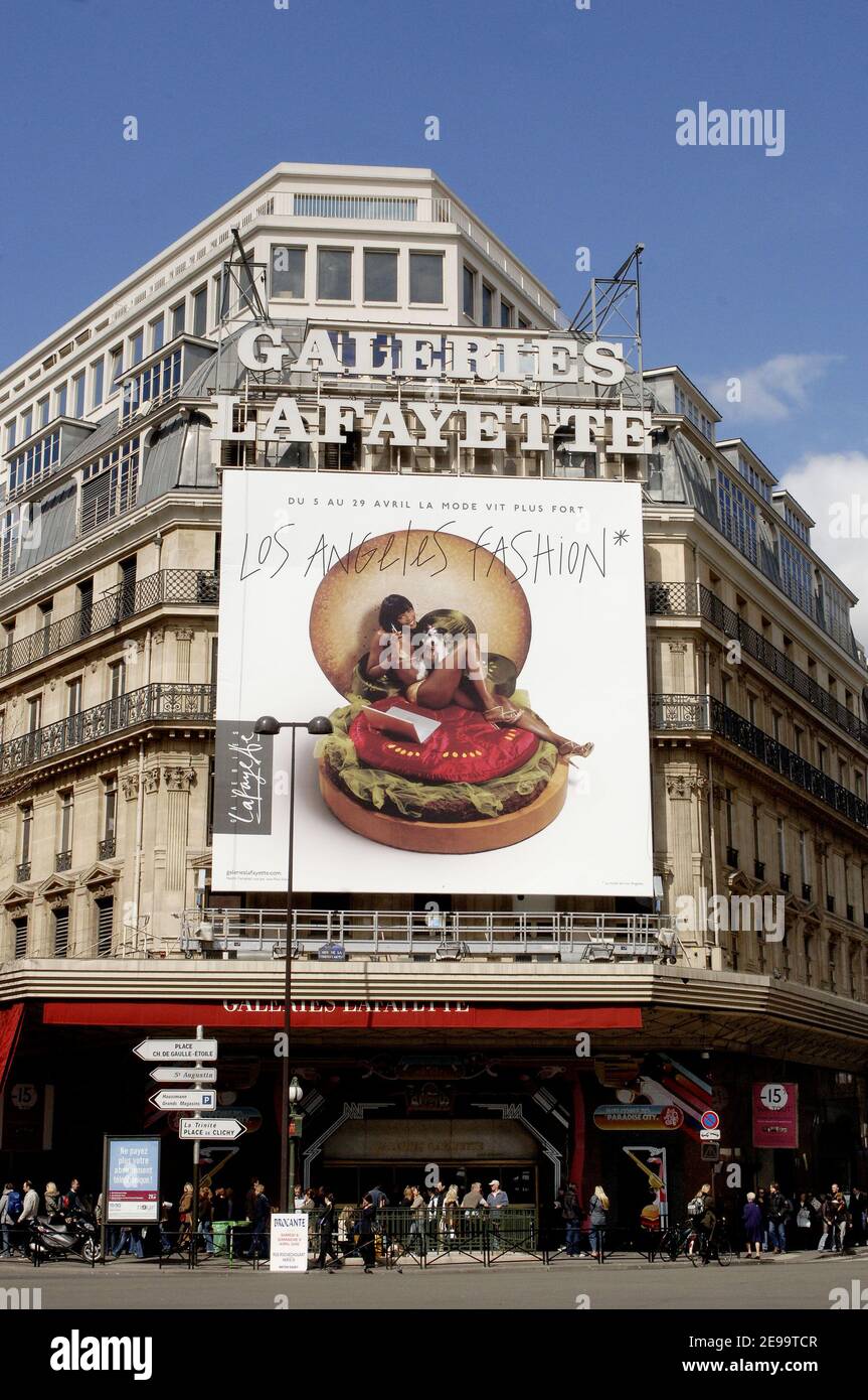 Supermodel Naomi Campbell plays the meat in a burger in a new giant ad ...
