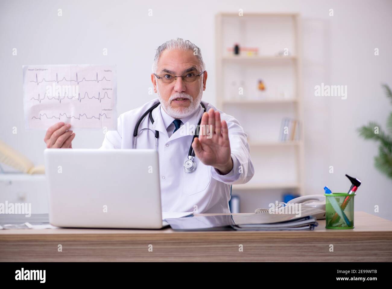 Old male doctor cardiologist working in the hospital Stock Photo - Alamy