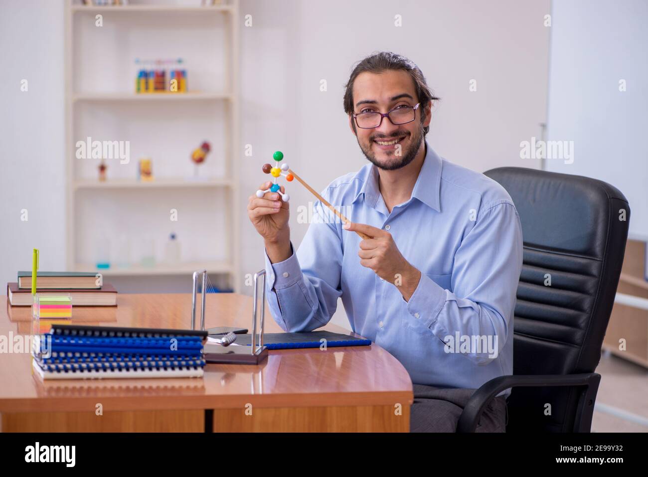 Young teacher physicist in the classroom Stock Photo - Alamy