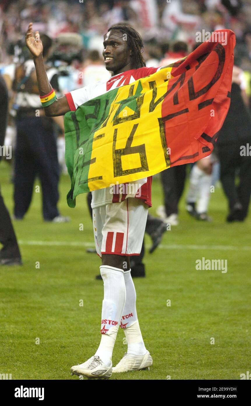 Drapeau camerounais hi-res stock photography and images - Alamy