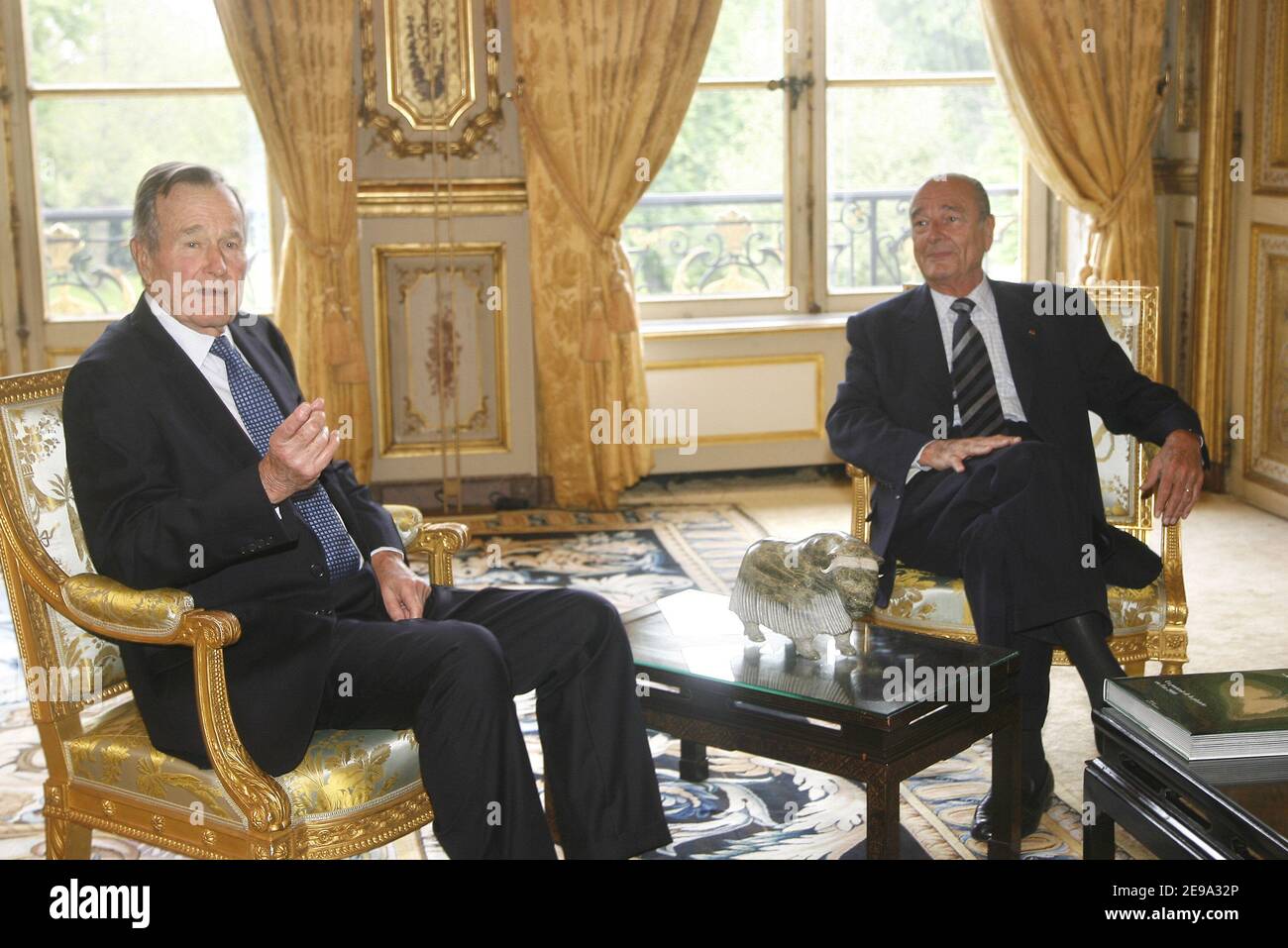 Former US President George Bush meets with President Jacques Chirac at ...