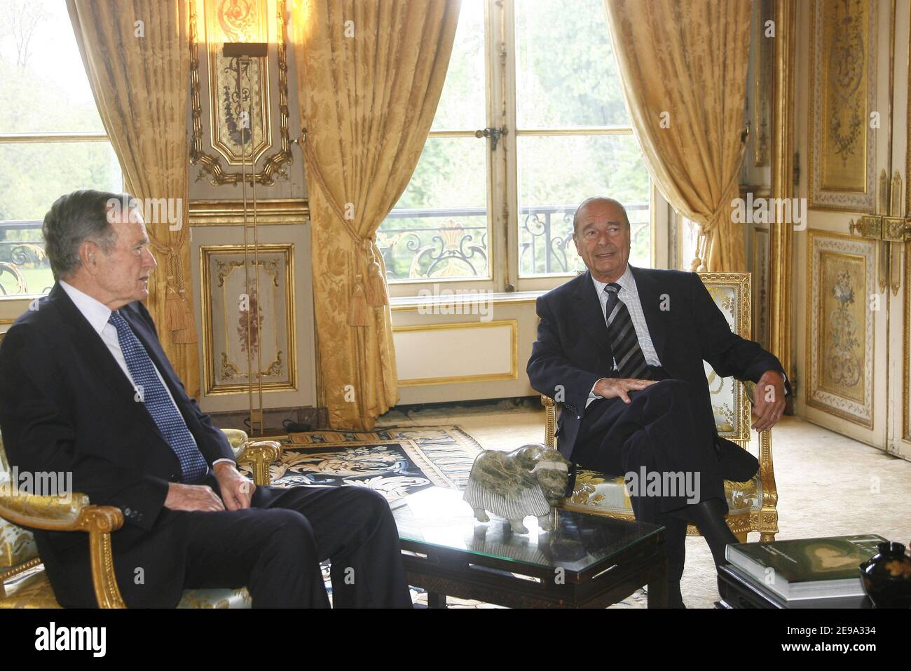 Former US President George Bush meets with President Jacques Chirac at ...