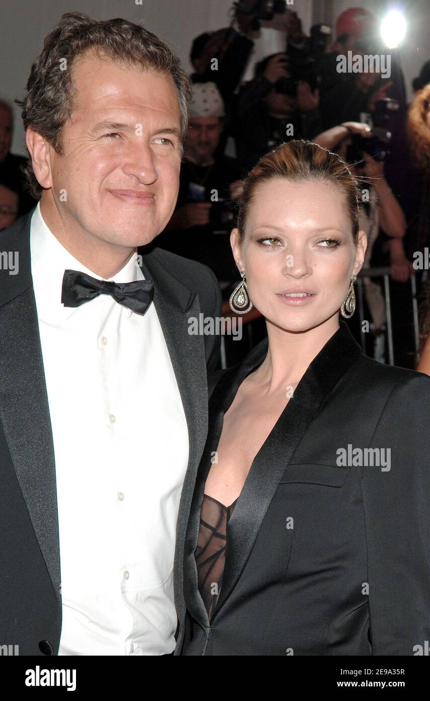 Kate Moss and Mario Testino arrive at the 2006 Costume Institute Gala ...