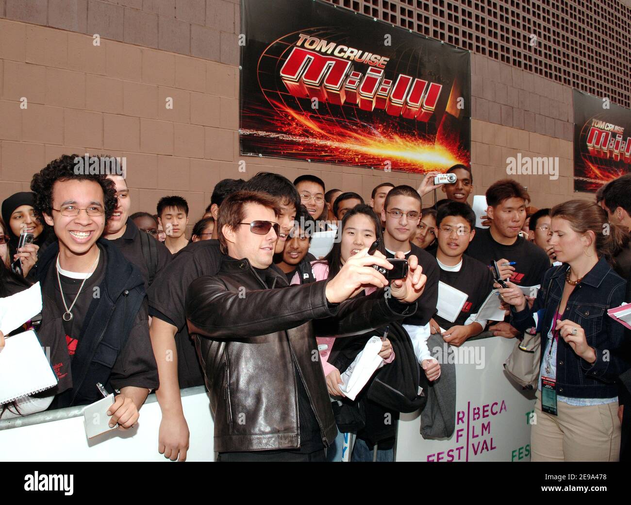 Tom cruise fans signs autographs hi-res stock photography and images ...