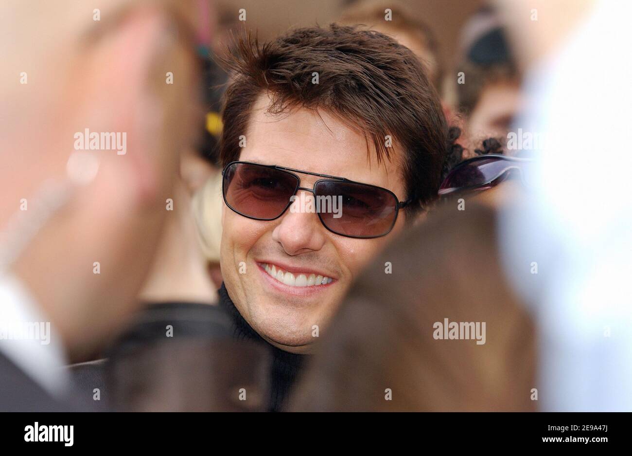 Tom Cruise poses and signs autographs to his fans at the Tribeca ...