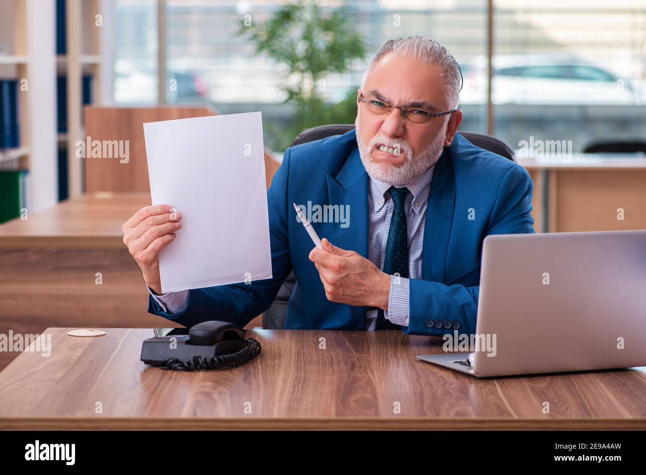 Office desk retired sign hi-res stock photography and images - Alamy